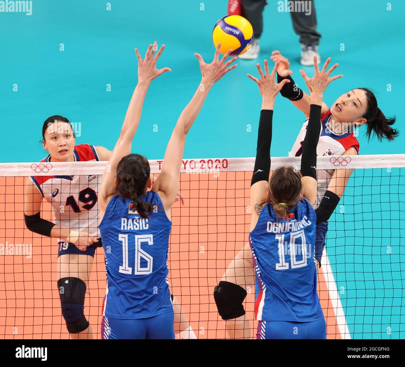 09th Aug, 2021. South Korean women's volleyball team Kim Yeon-koung (R ...
