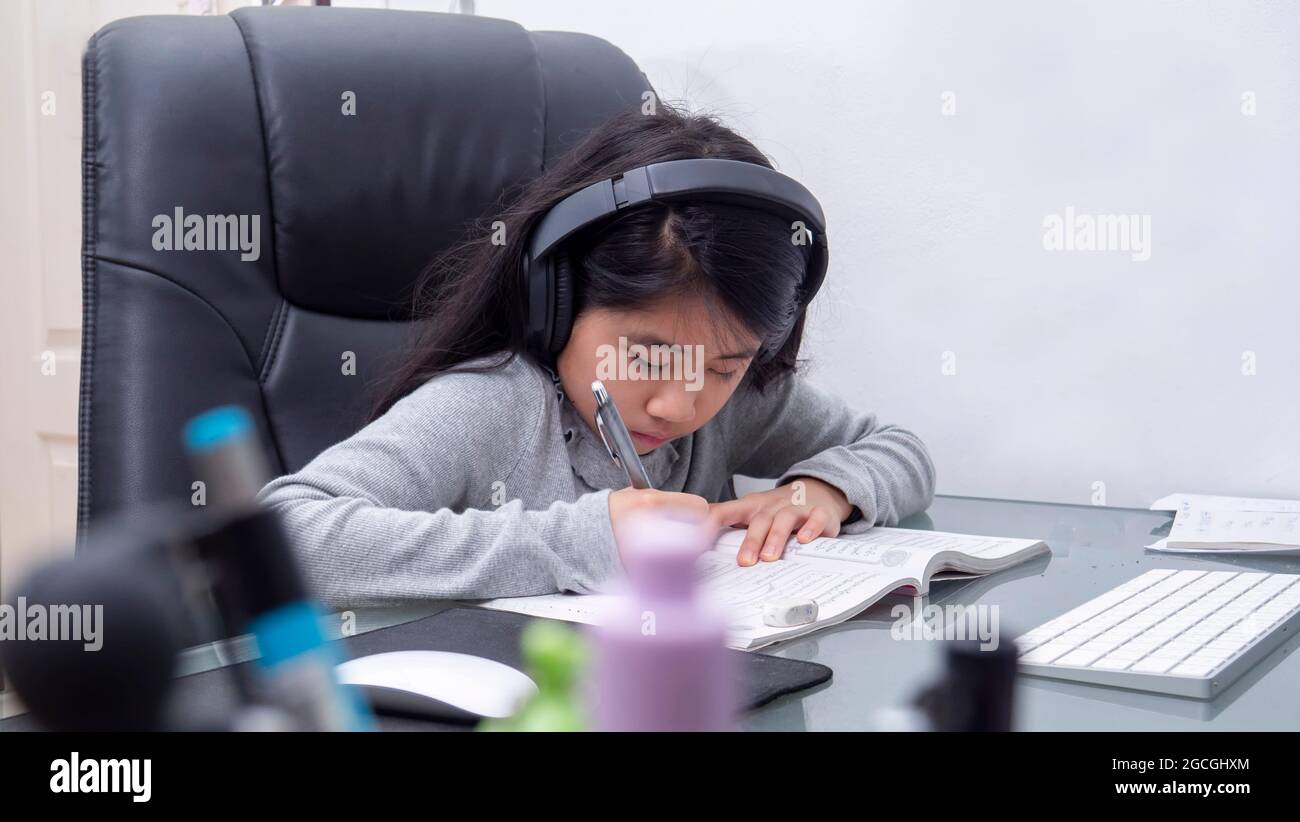 Girls using laptops hi-res stock photography and images - Alamy