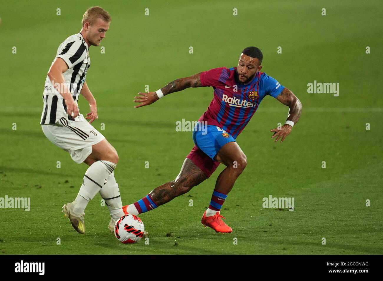 Memphis Depay of FC Barcelona and Matthijs De Lig of Juventus during ...