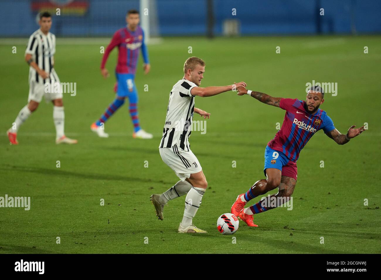 Memphis Depay of FC Barcelona and Matthijs De Lig of Juventus during ...