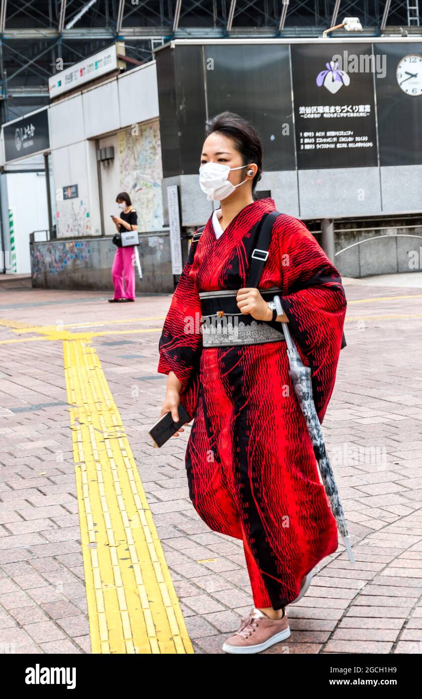 Japanese women doing normal things Stock Photo - Alamy