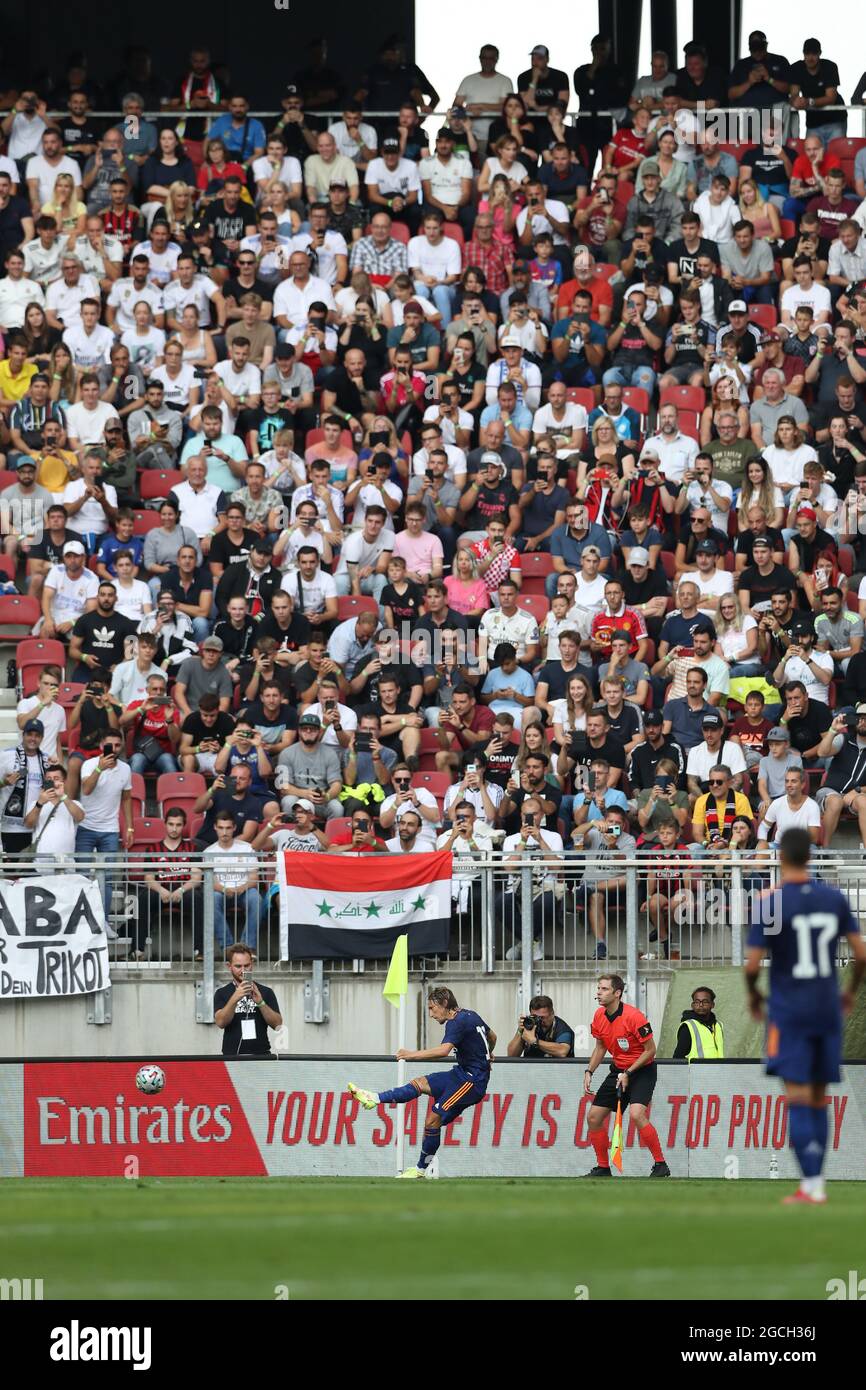 Real madrid takes corner hi-res stock photography and images - Alamy