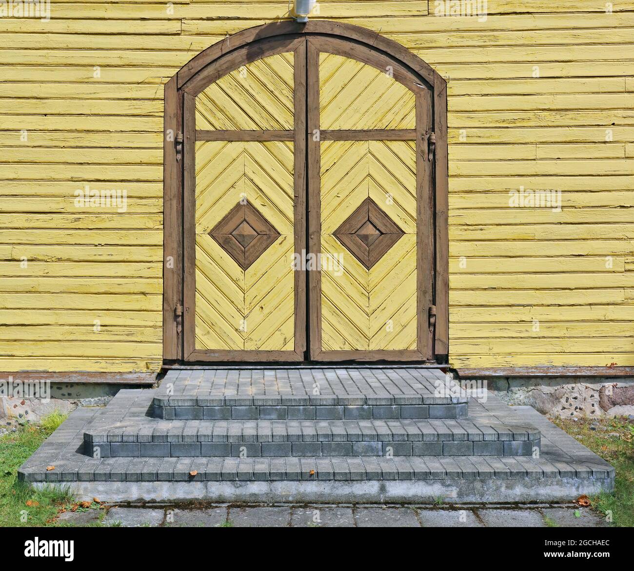 Vintage yellow aged wooden church gates and wall Stock Photo - Alamy