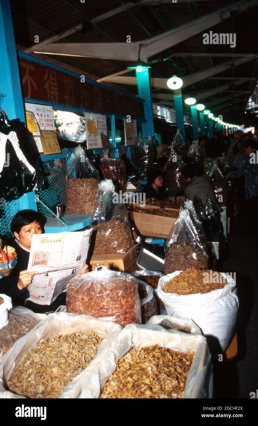 Auf dem Markt in der Stadt Guangzhou oder Kanton, China 1998. Visiting ...