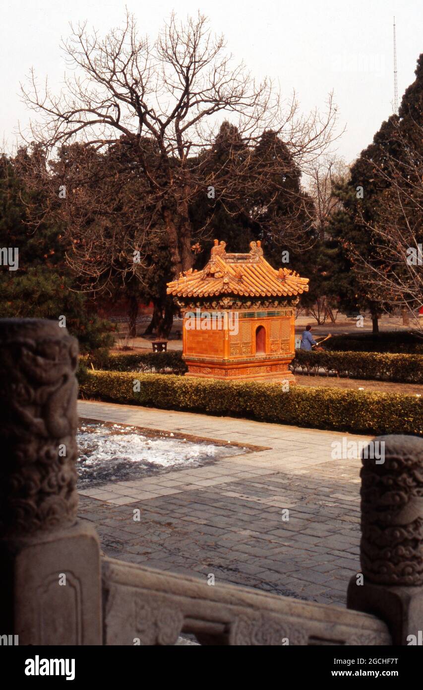 Pavillon auf dem Areal der Ming-Gräber in Peking, China 1998. Pavillon ...