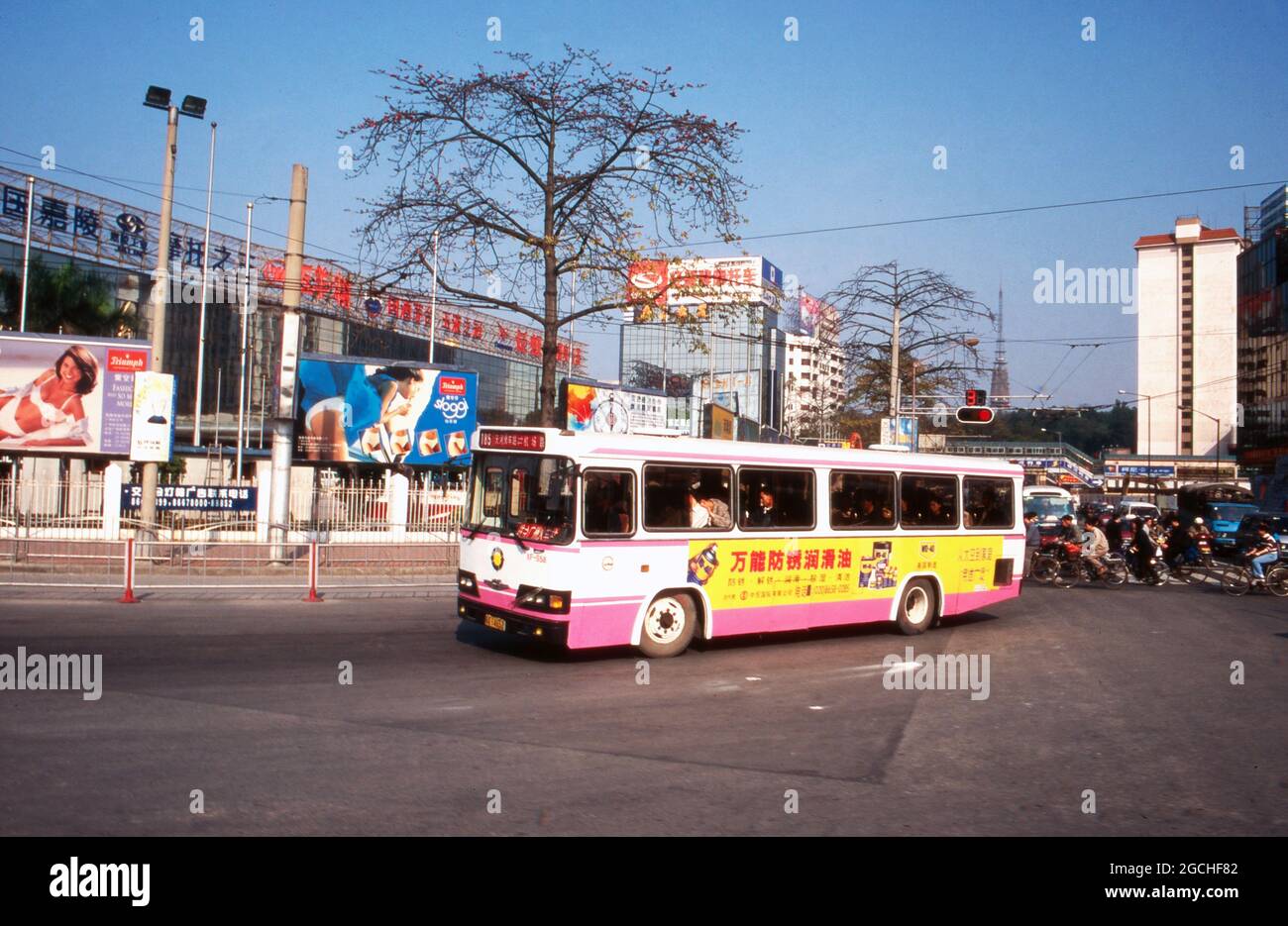 Linienbus in der Stadt Guangzhou oder Kanton, China 1998. Public ...