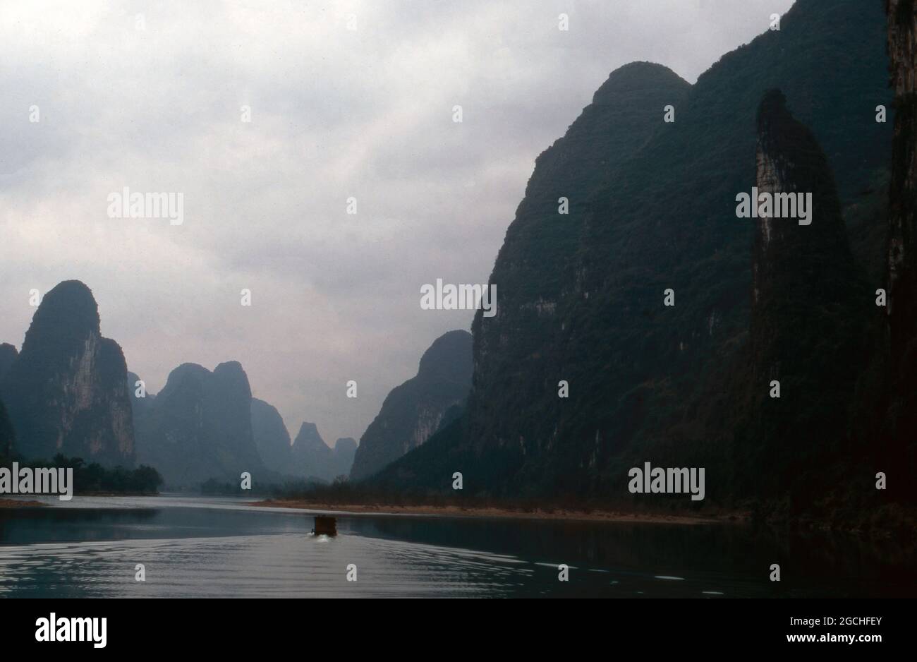Berge am Li Jiang Fluss nahe der Stadt Guilin, China 1998. Mountains by ...