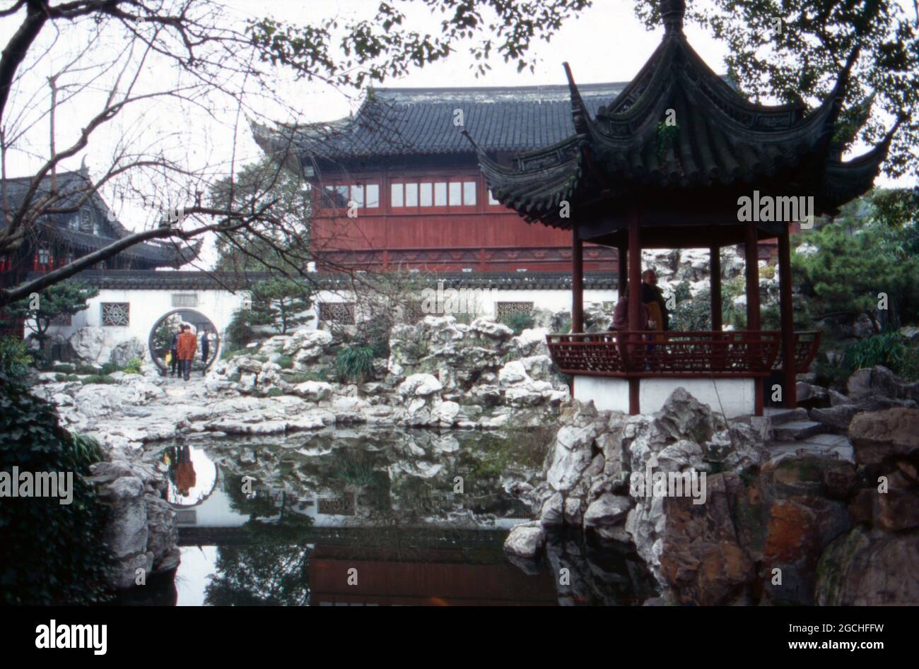 In einem Garten in der Stadt Shanghai, China 1998. In a garden at the ...