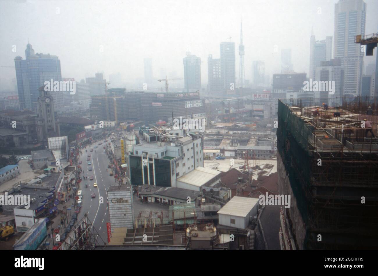 Neue Baustellen in der Innenstadt von Shanghai, China 1998. New ...
