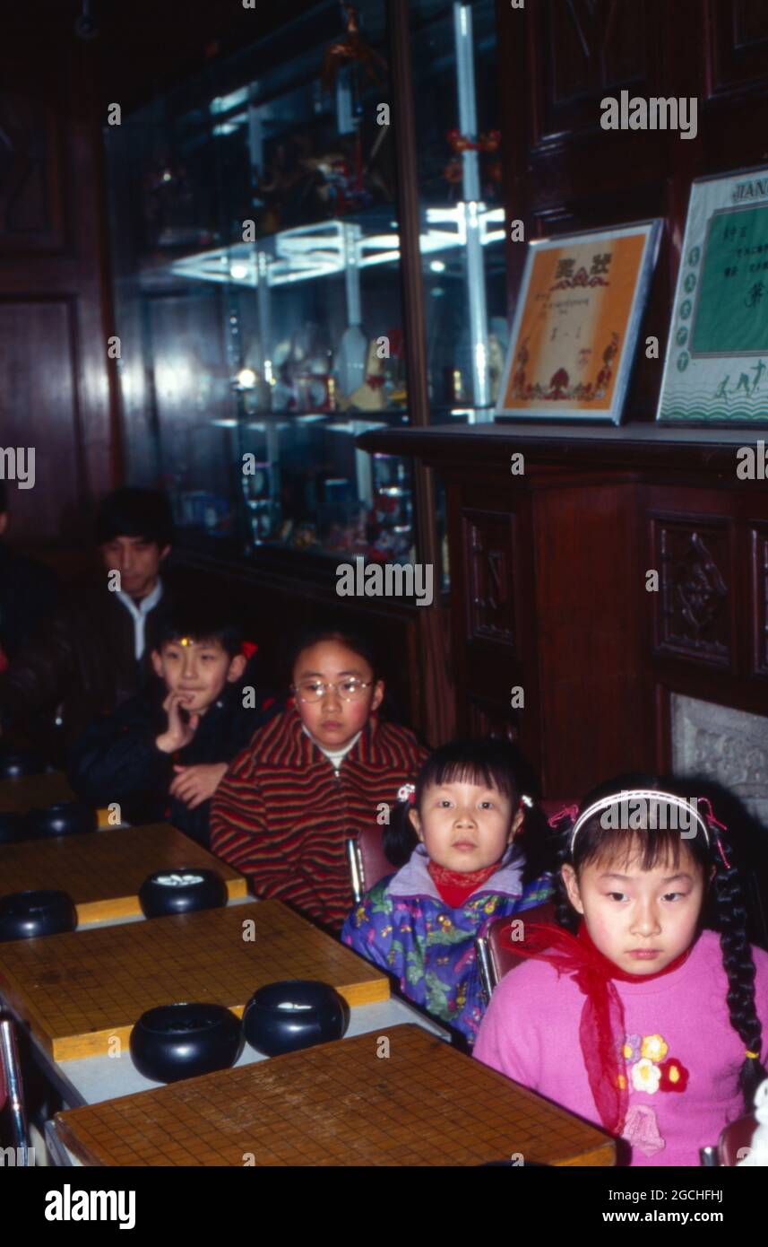 Chinesische Kinder bei der Kalligraphiestunde in der Schule in Shanghai ...