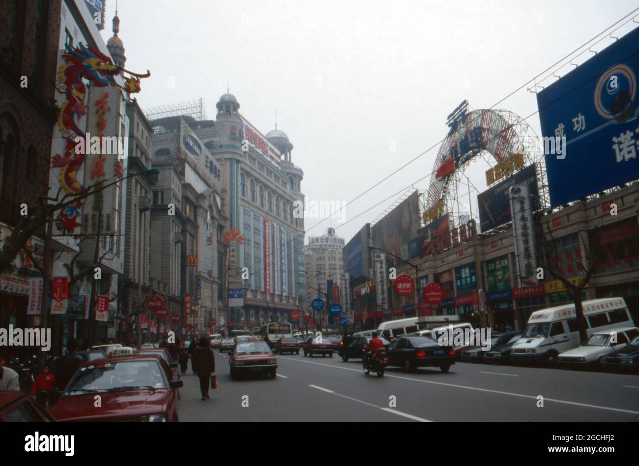 Verkehr in den Straßen in der Innenstadt vin Shanghai, China 1998 ...