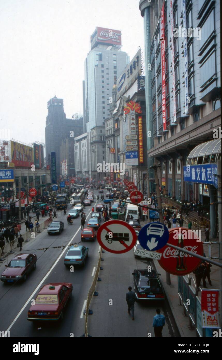 Verkehr in den Straßen in der Innenstadt vin Shanghai, China 1998 ...