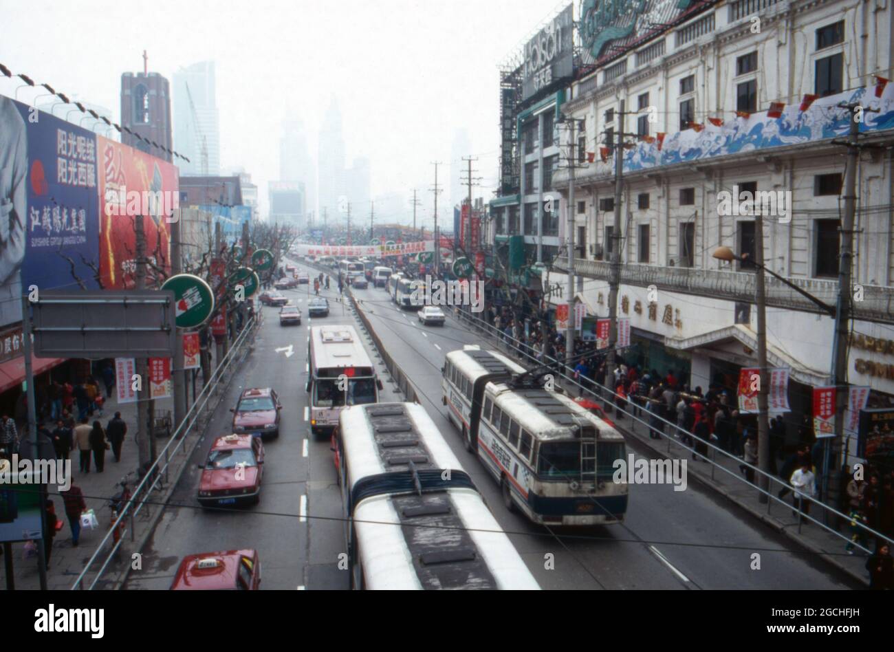 Verkehr in den Straßen in der Innenstadt vin Shanghai, China 1998 ...