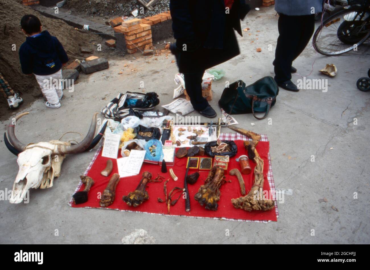 Marktstand in den Straßen von Shanghai, China 1998. Market booth in the ...