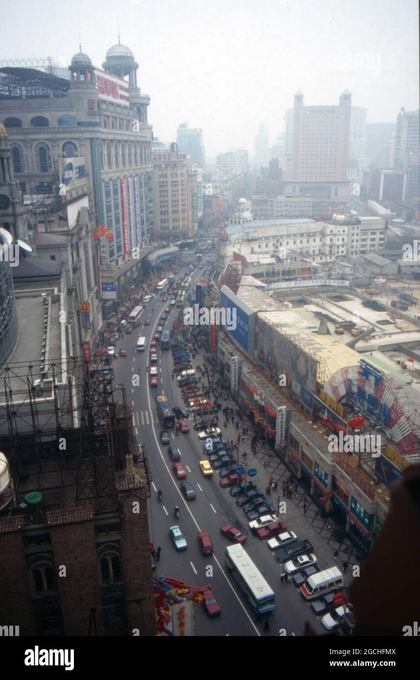Verkehr in den Straßen in der Innenstadt vin Shanghai, China 1998 ...
