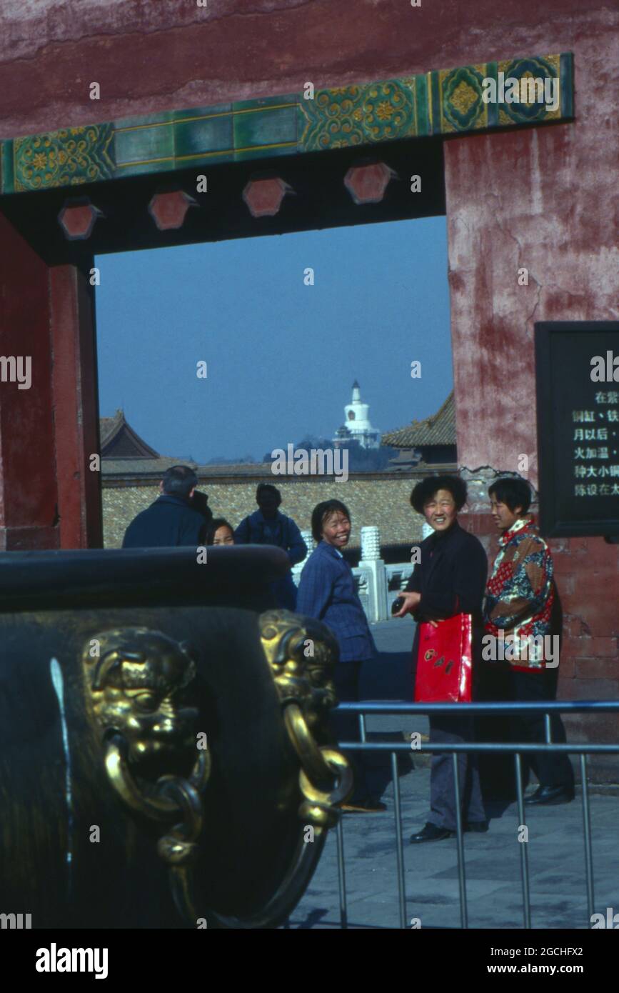 Touristen im Palast des Himmlischen Friedens in Peking, China 1998 ...