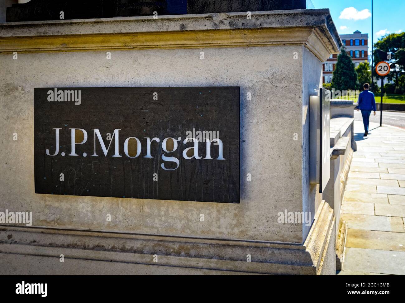 Chase bank building logo hi-res stock photography and images - Alamy