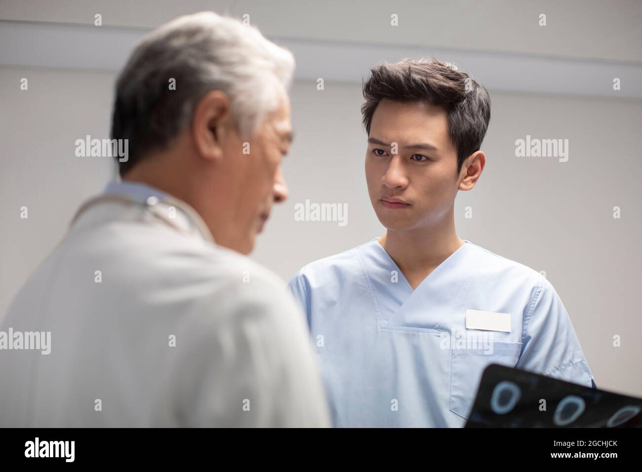 Doctors discussing X-ray image Stock Photo - Alamy