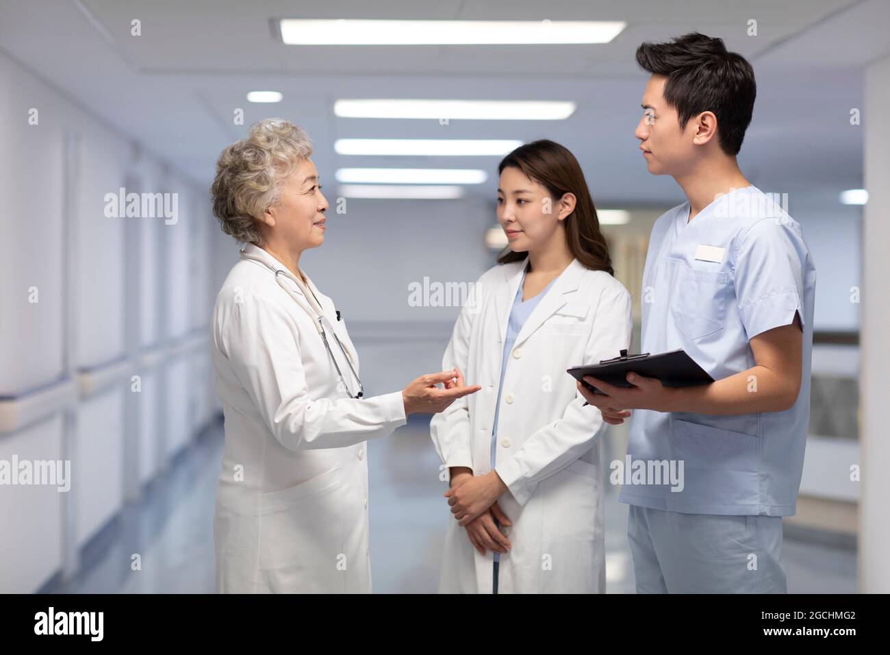 Doctors talking in hospital corridor Stock Photo - Alamy