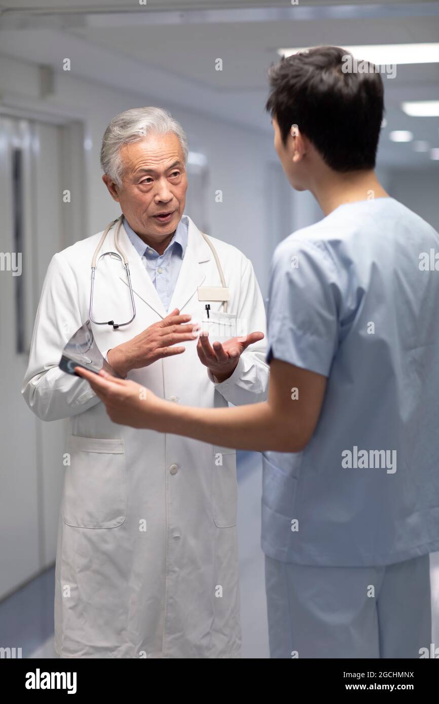 Doctors discussing X-ray image Stock Photo - Alamy