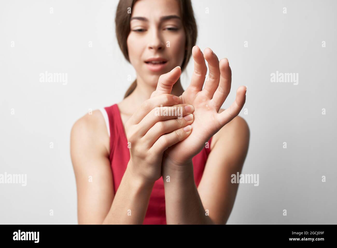 woman holding hand joint pain fingers treatment health problems Stock ... woman holding hand joint pain fingers treatment health problems Stock ...