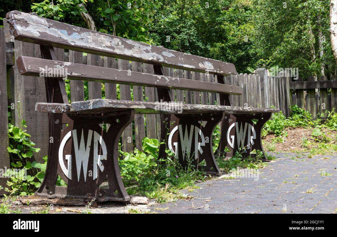 Old GWR bench seat - Great Western Railway Stock Photo - Alamy