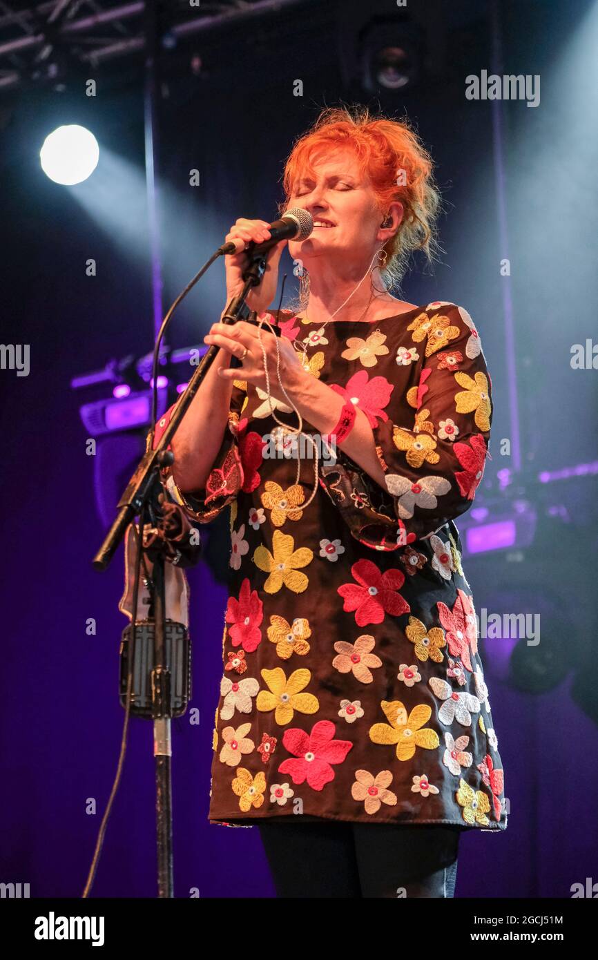 Scottish singer-songwriter Eddi Reader performing at the Wickham ...