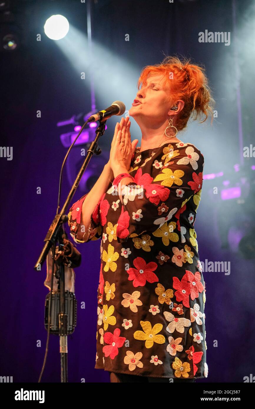 Scottish singer-songwriter Eddi Reader performing at the Wickham ...