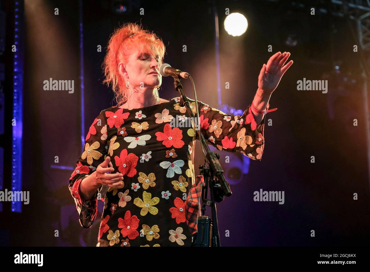 Eddi reader singing hi-res stock photography and images - Alamy