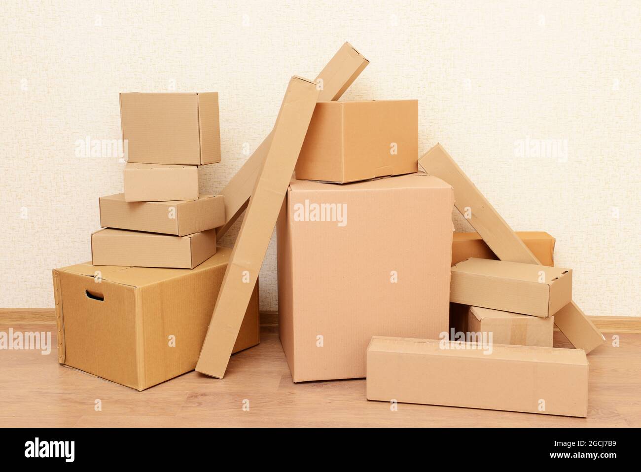 Empty room with stack of cartons: moving house concept Stock Photo - Alamy