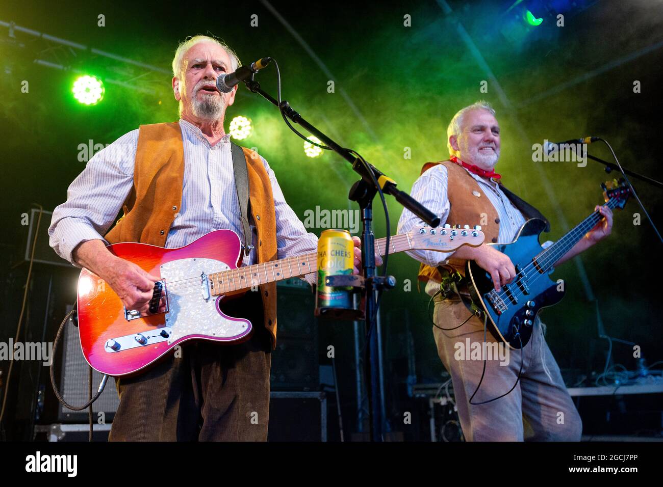 Pete Budd (Guitar/ banjo) & Sedge Moore (Bass) perform with The Wurzels ...
