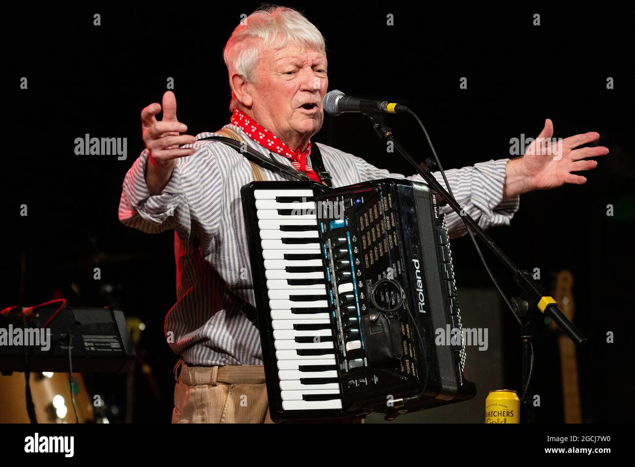 Tommy Banner (accordian) performs with The Wurzels at The big Sheep ...