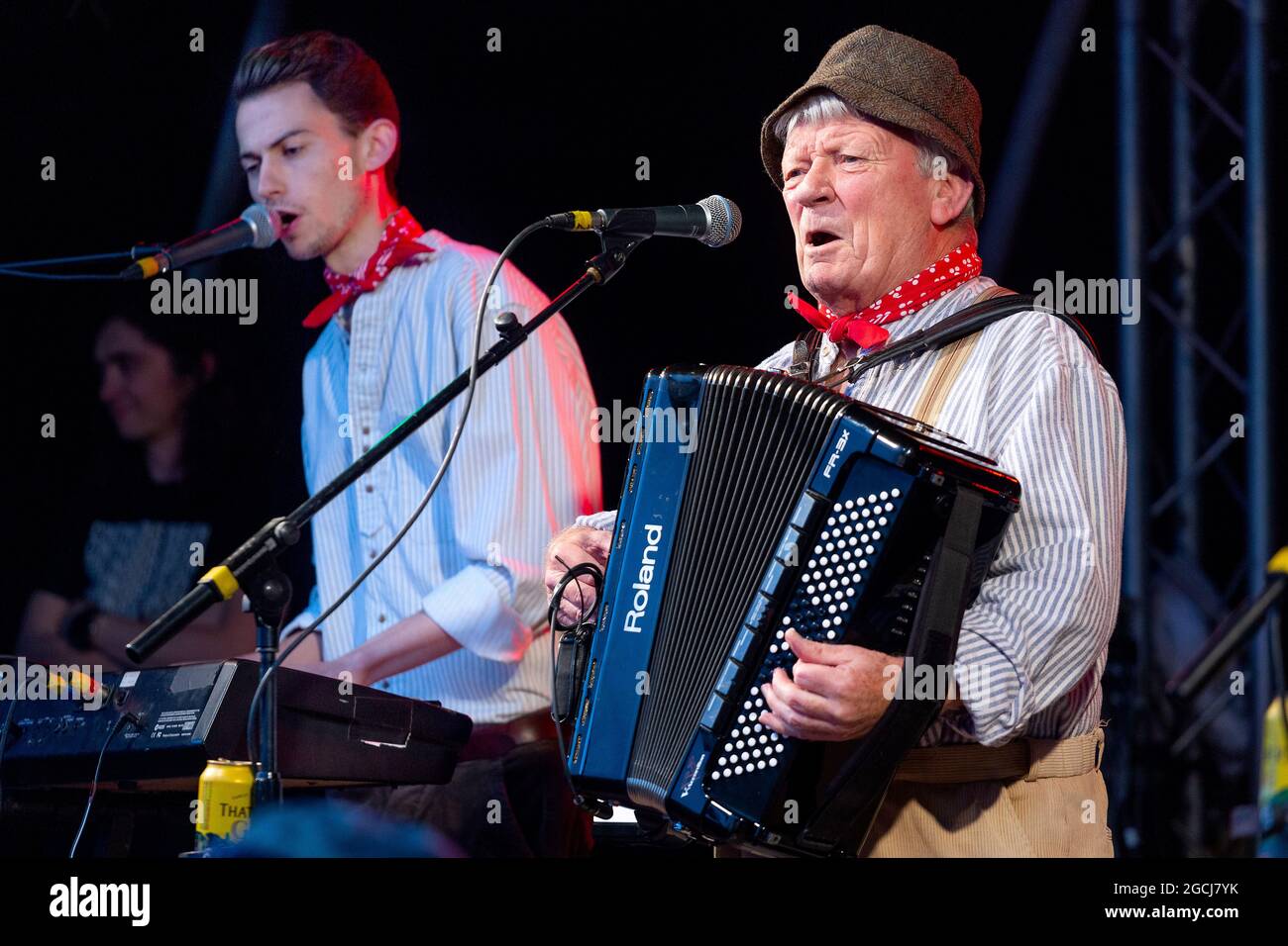Tommy Banner (accordian) performs with The Wurzels at The big Sheep ...