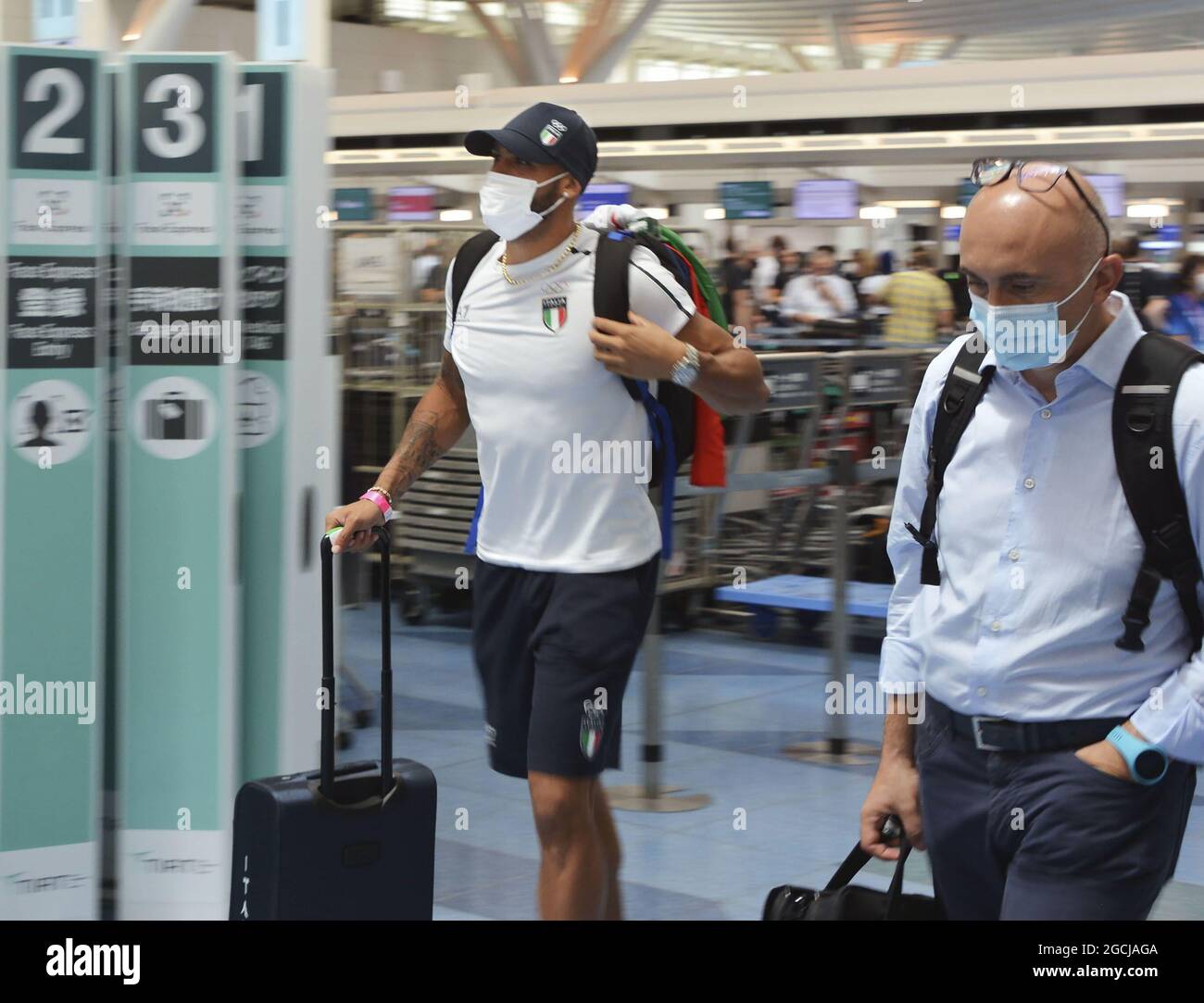 Italian sprinter Lamont Marcell Jacobs (L), who won the men's 100 ...