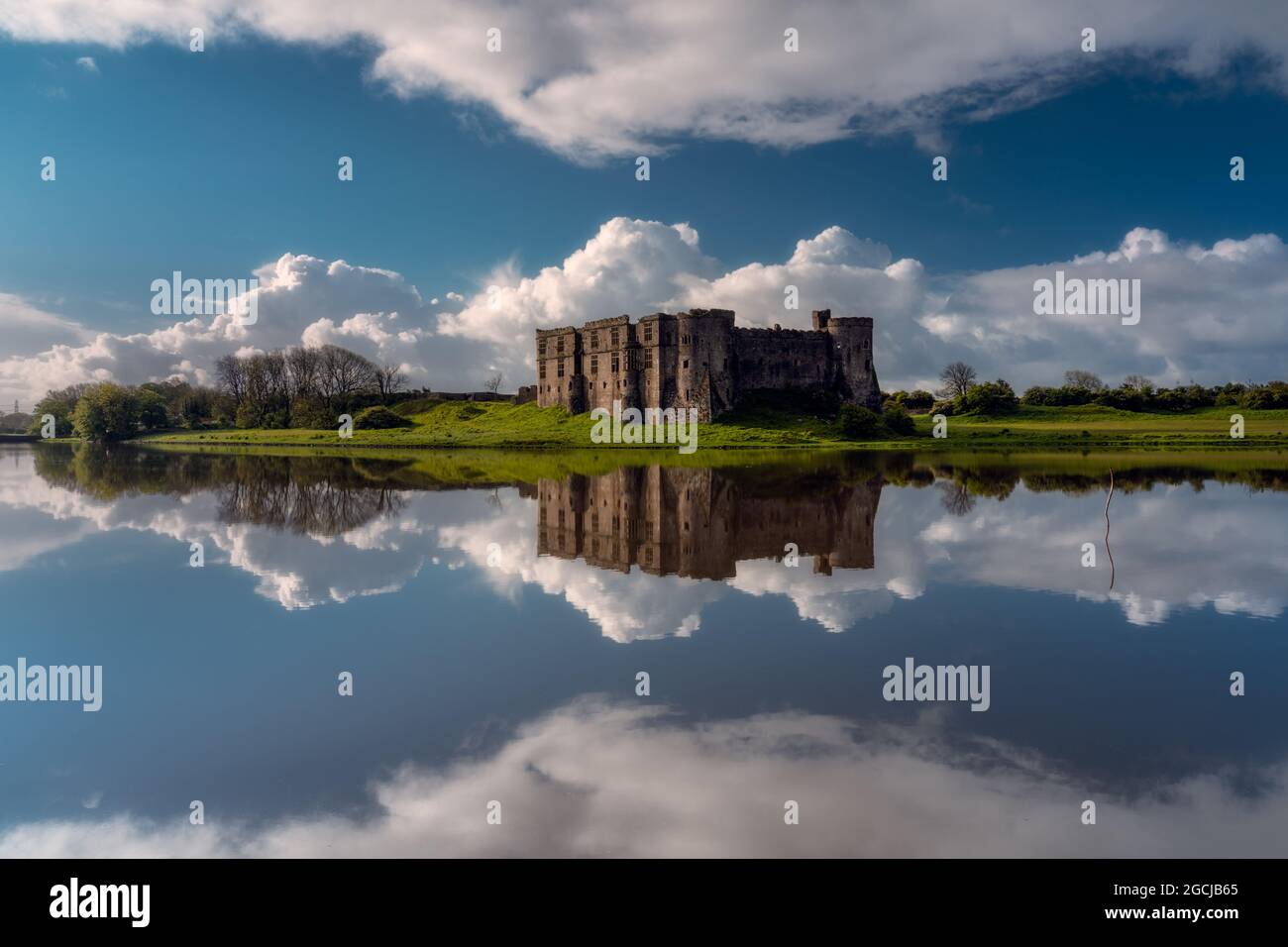 Reflections of castle hi-res stock photography and images - Alamy