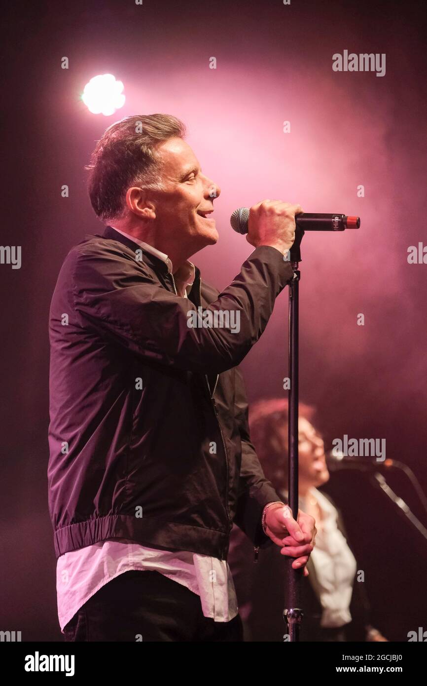 Ricky ross and lorraine mcintosh hi-res stock photography and images ...