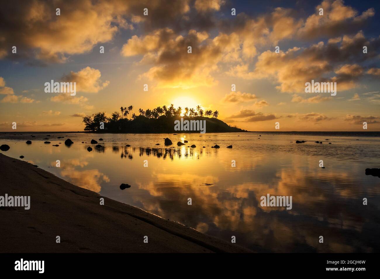 island at sunrise on muri beach in cook islands Stock Photo - Alamy