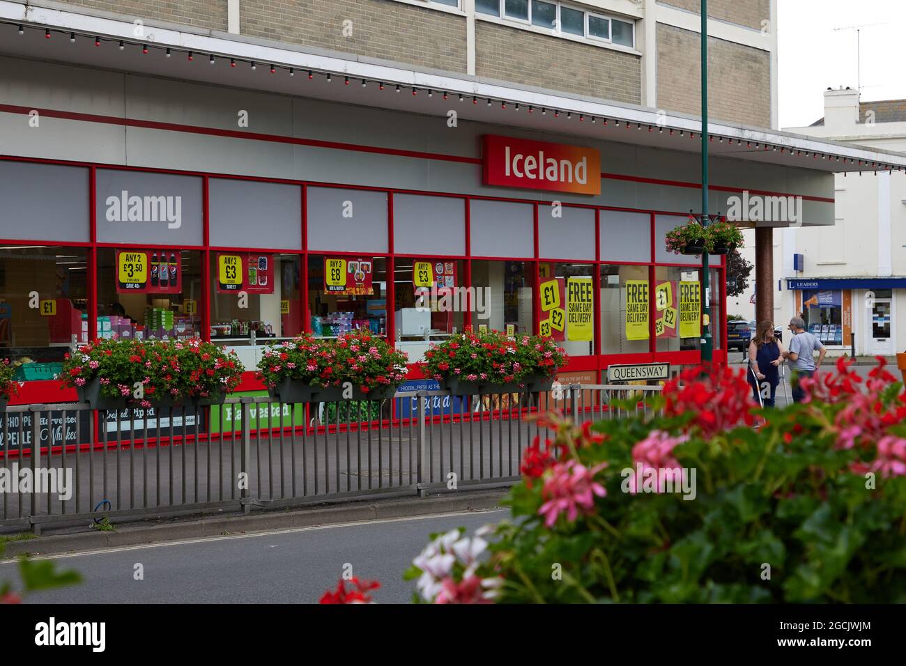 Iceland supermarket sign uk hi-res stock photography and images - Alamy