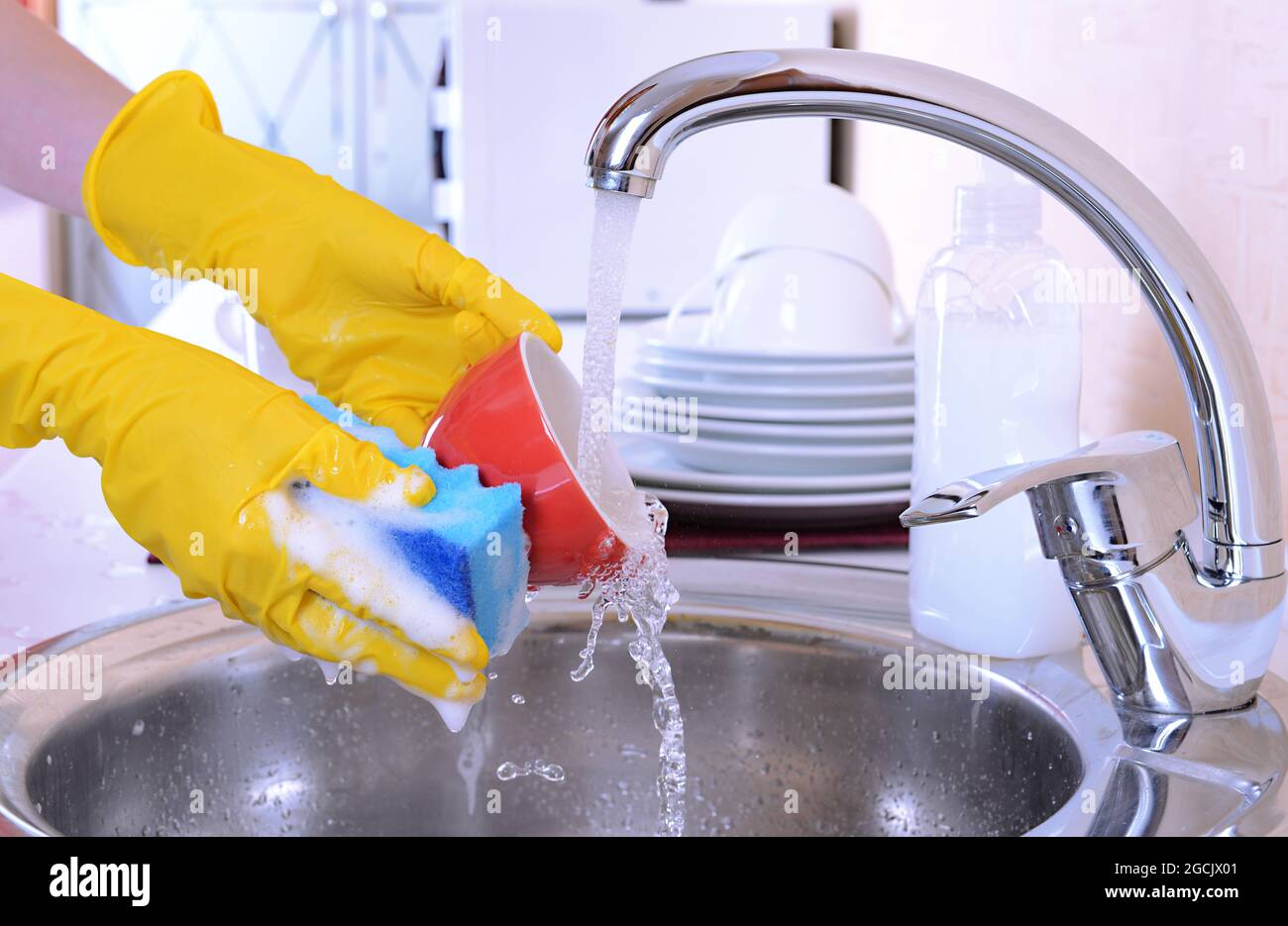 Close up hands of woman washing dishes in kitchen Stock Photo - Alamy