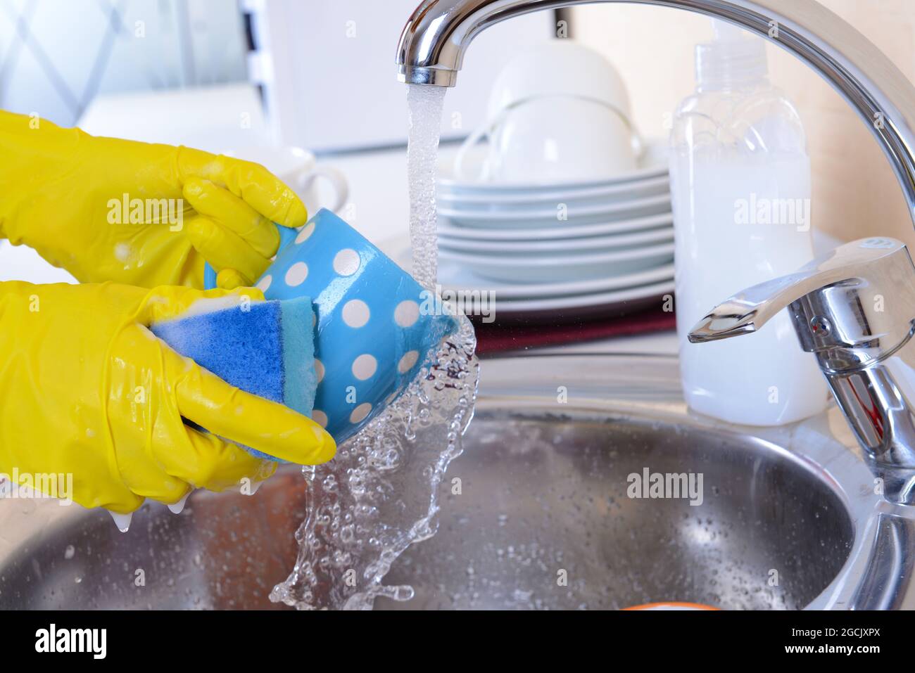 Close up hands of woman washing dishes in kitchen Stock Photo - Alamy