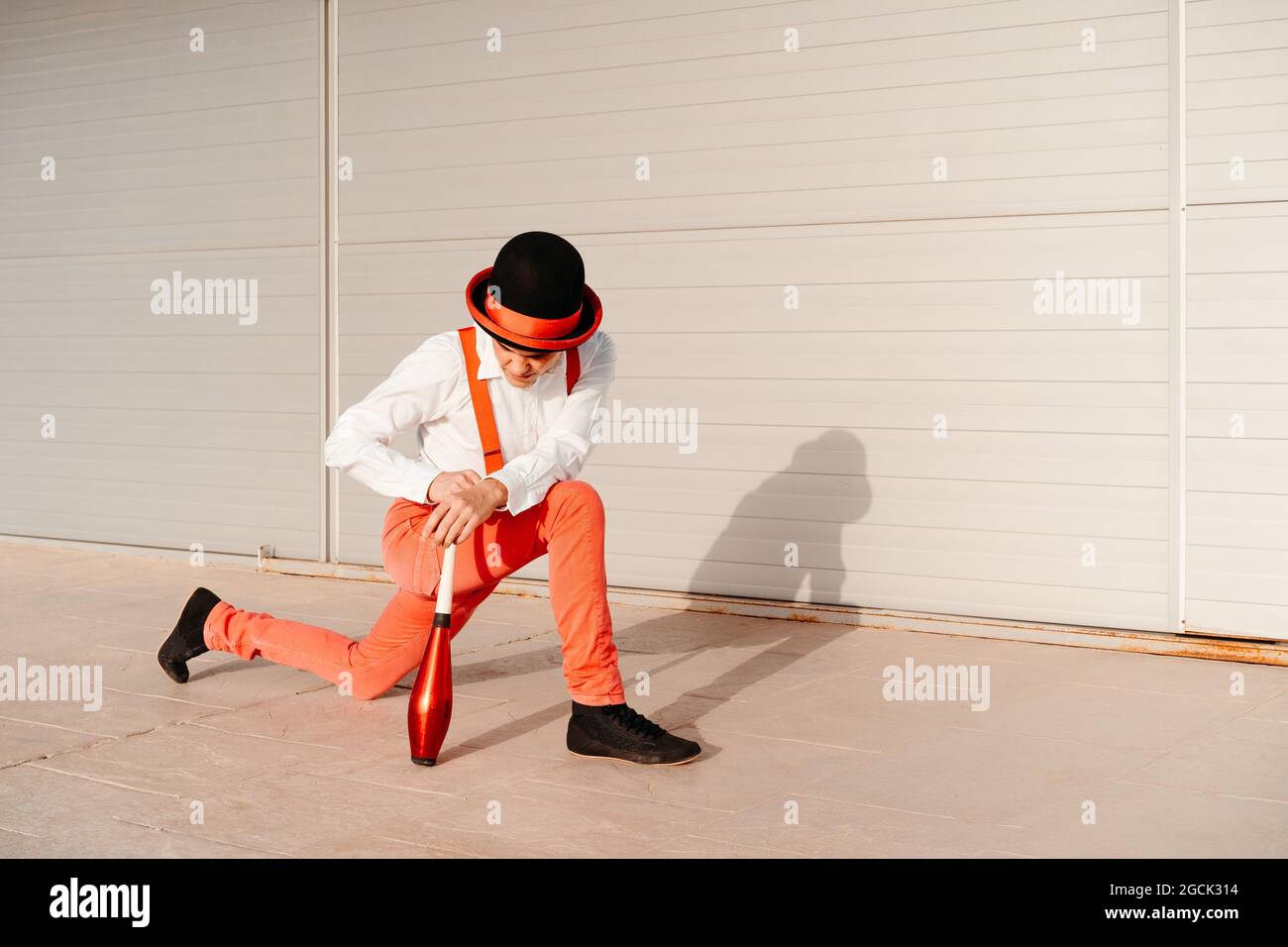 Male circus performer hi-res stock photography and images - Alamy