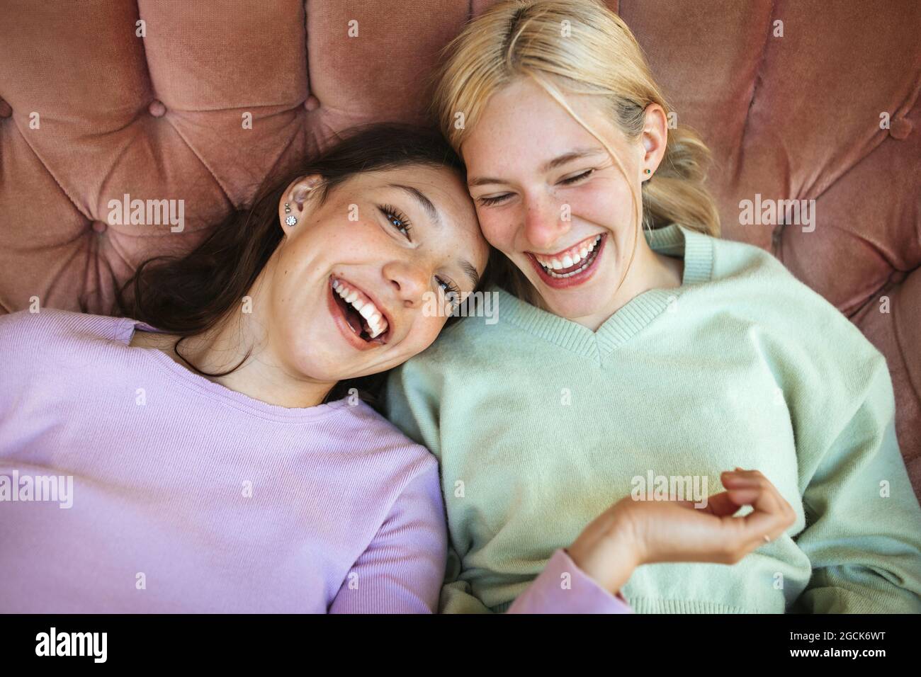 Teenage sisters laughing hi-res stock photography and images - Alamy