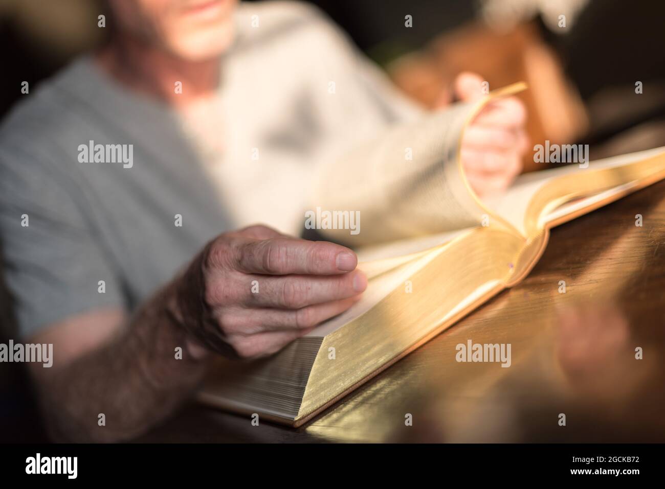 Reading in dim light hi-res stock photography and images - Alamy