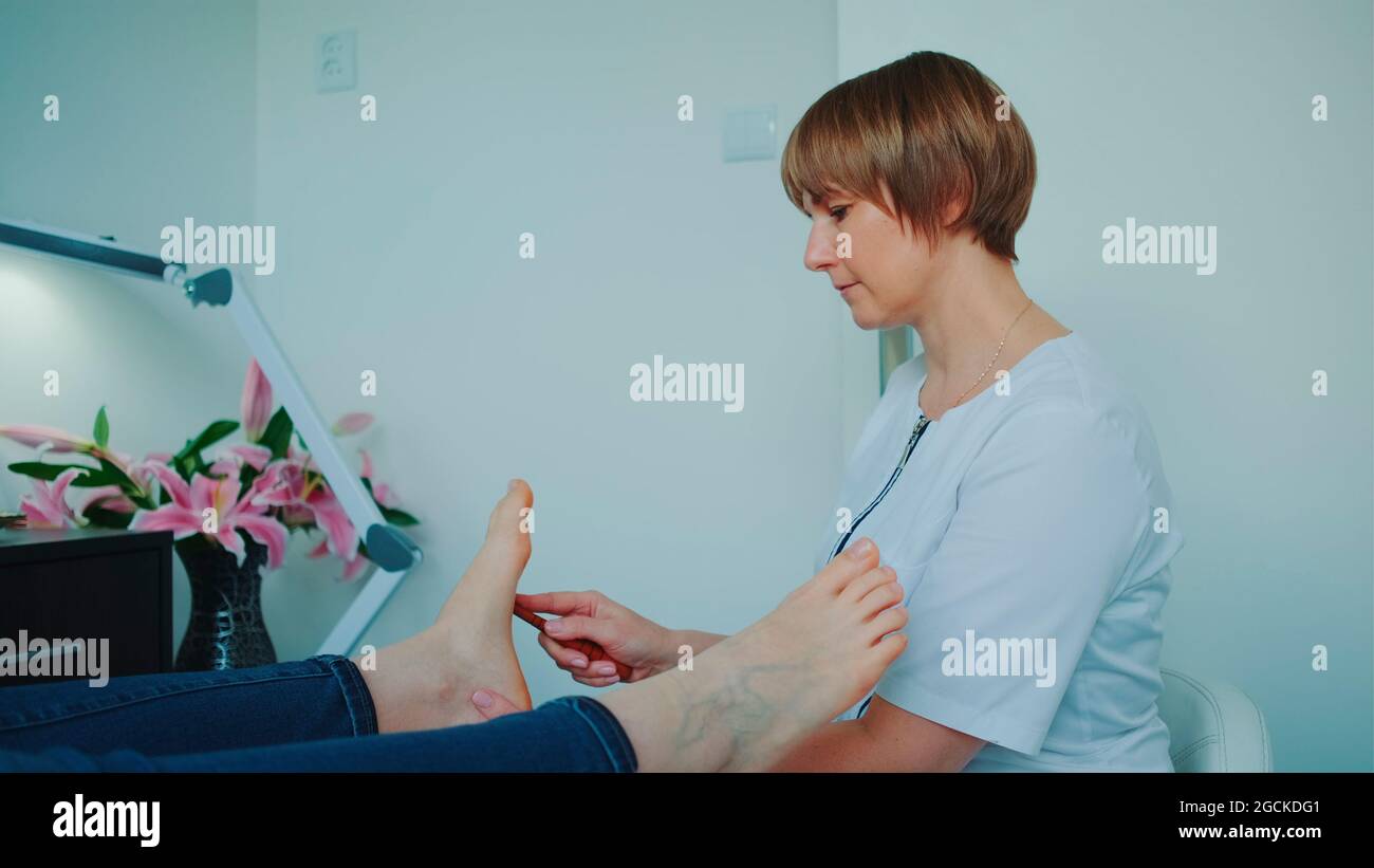 Shiatsu foot massage using wand hi-res stock photography and images - Alamy