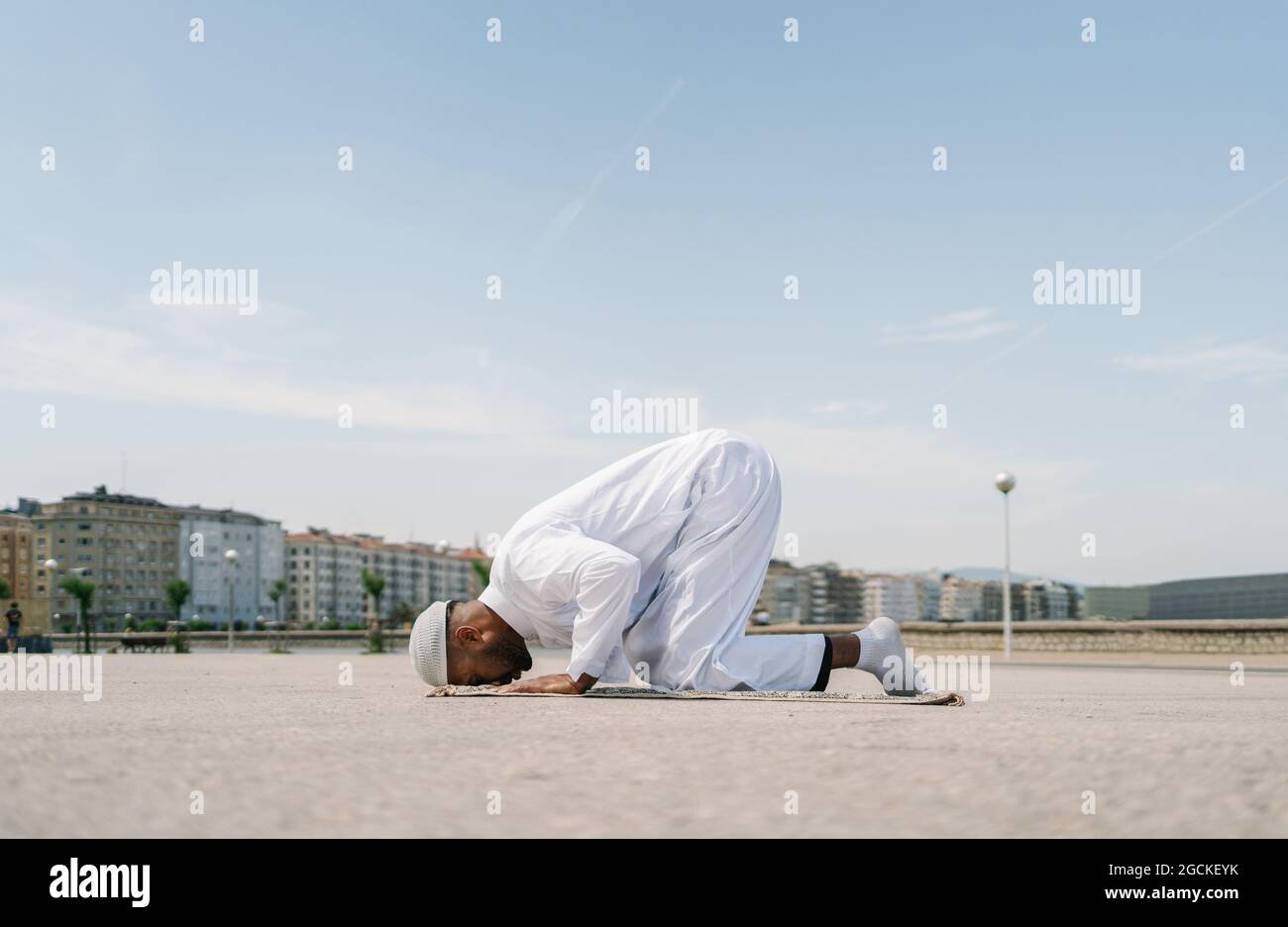 Muslim praying desert hi-res stock photography and images - Alamy