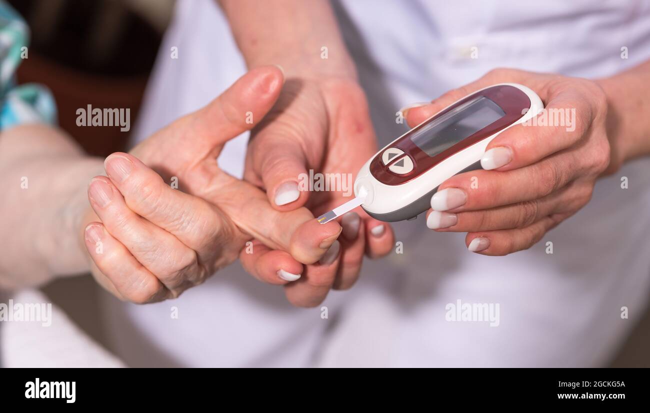 Nurse checking blood sugar level Stock Photo - Alamy
