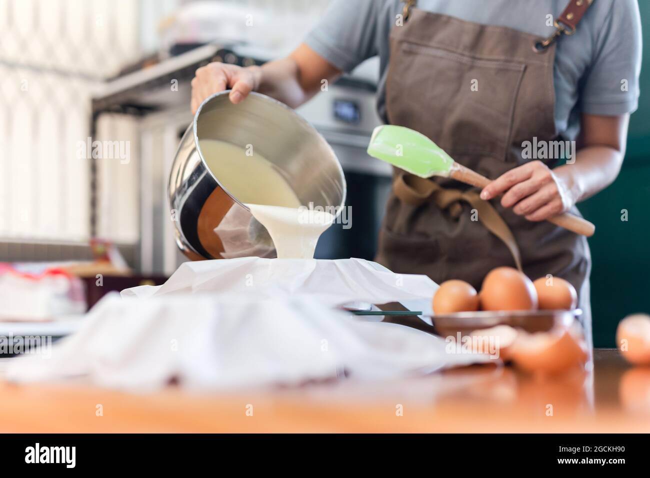 Woman hands pouring cake batter into cake mold Stock Photo - Alamy