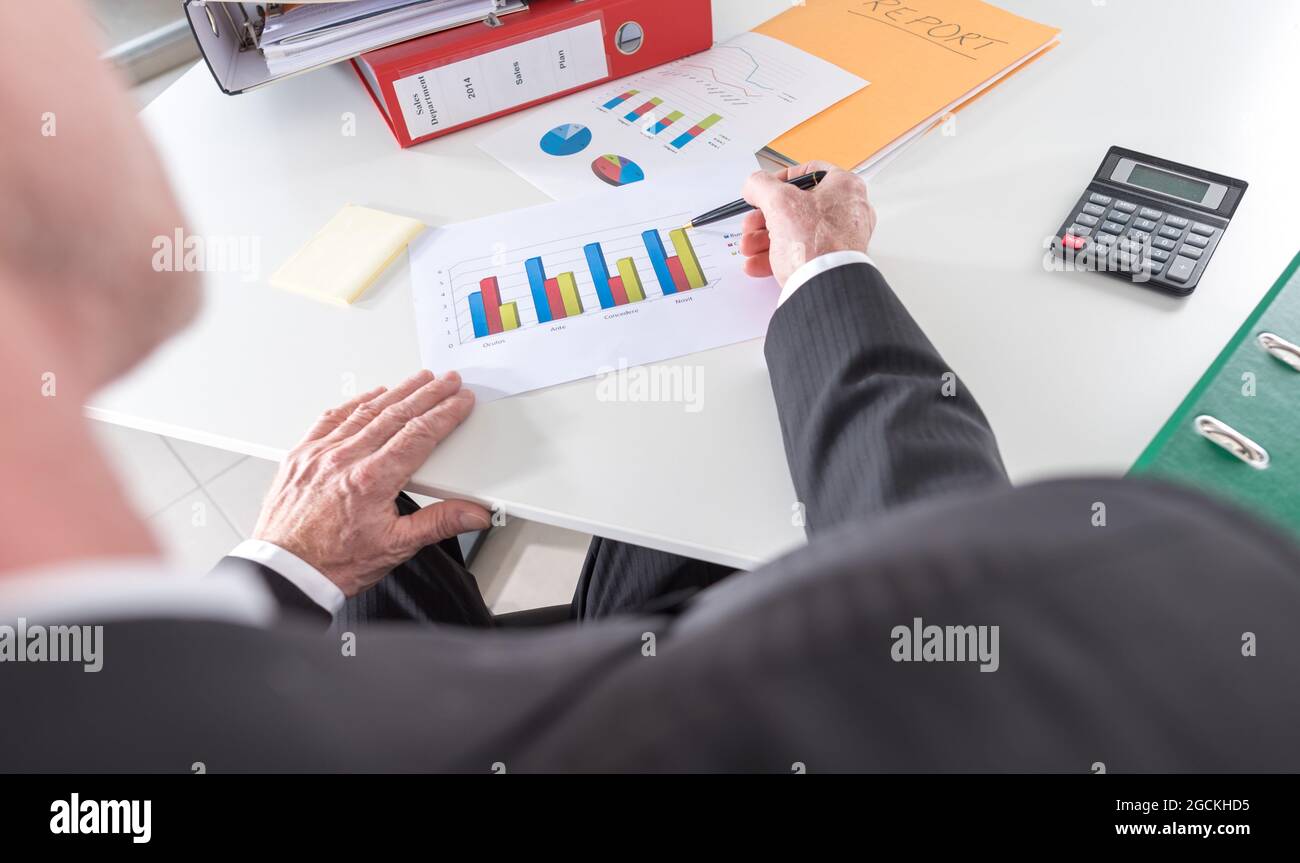 Analyse graphs hi-res stock photography and images - Alamy