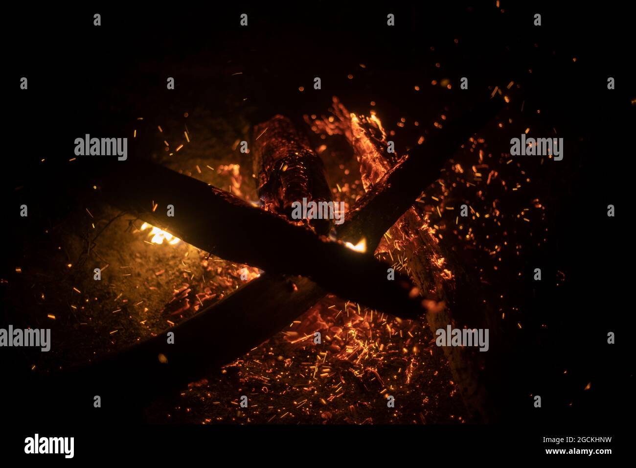 Burning bonfire made logs hi-res stock photography and images - Alamy