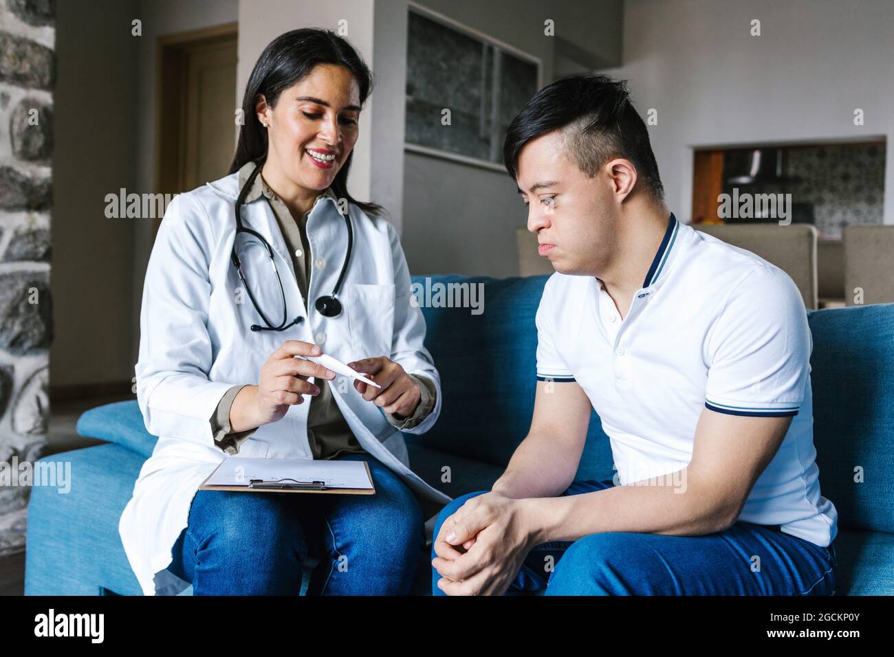 Doctor talking with teen patient hi-res stock photography and images ...